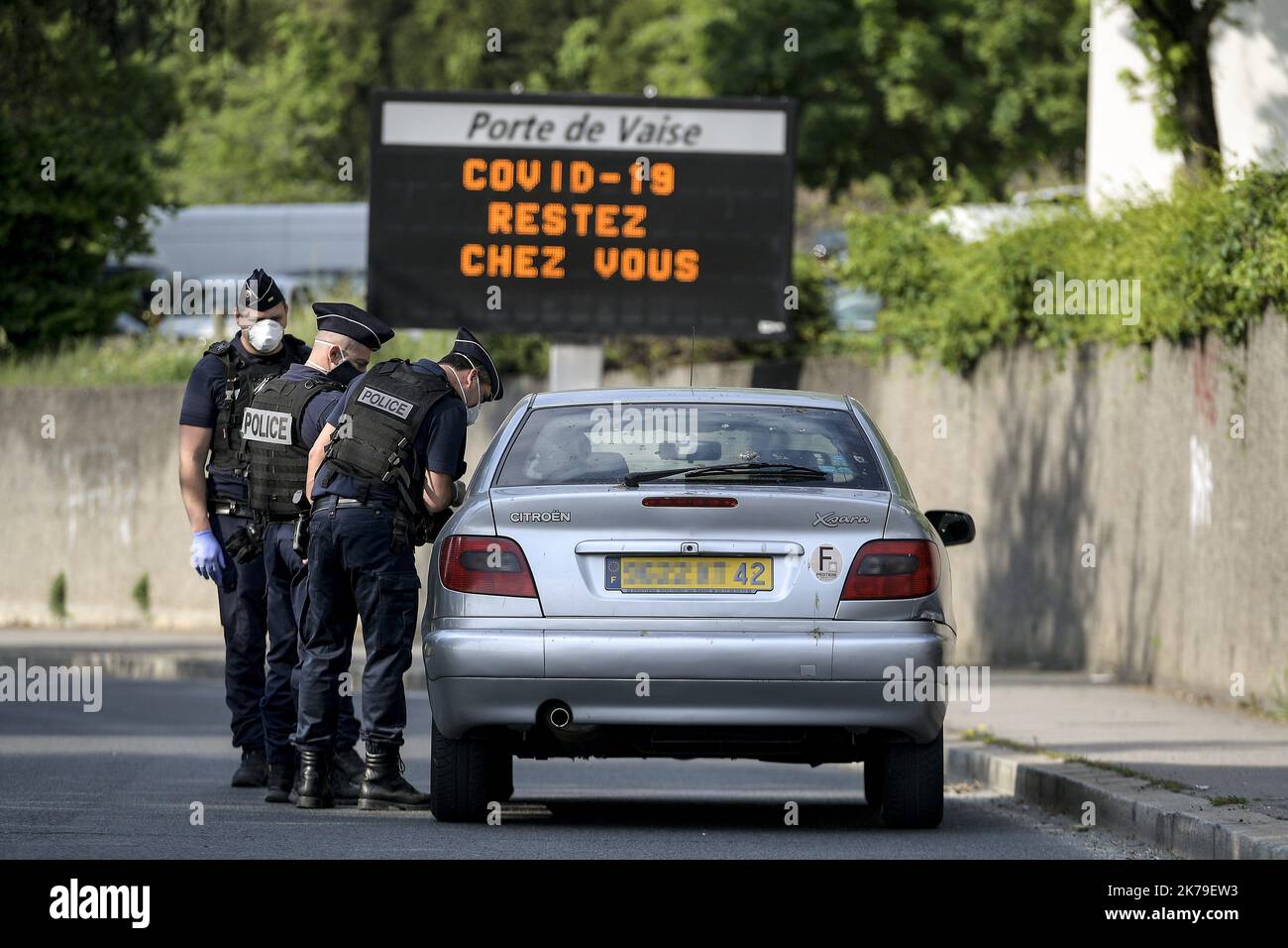 Lyon 25/04/2020 - police check in Lyon on April 25, 2020 - A police ...
