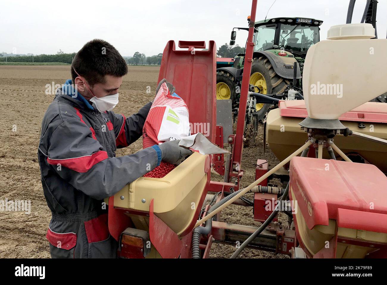 Farmer sows hi-res stock photography and images - Alamy