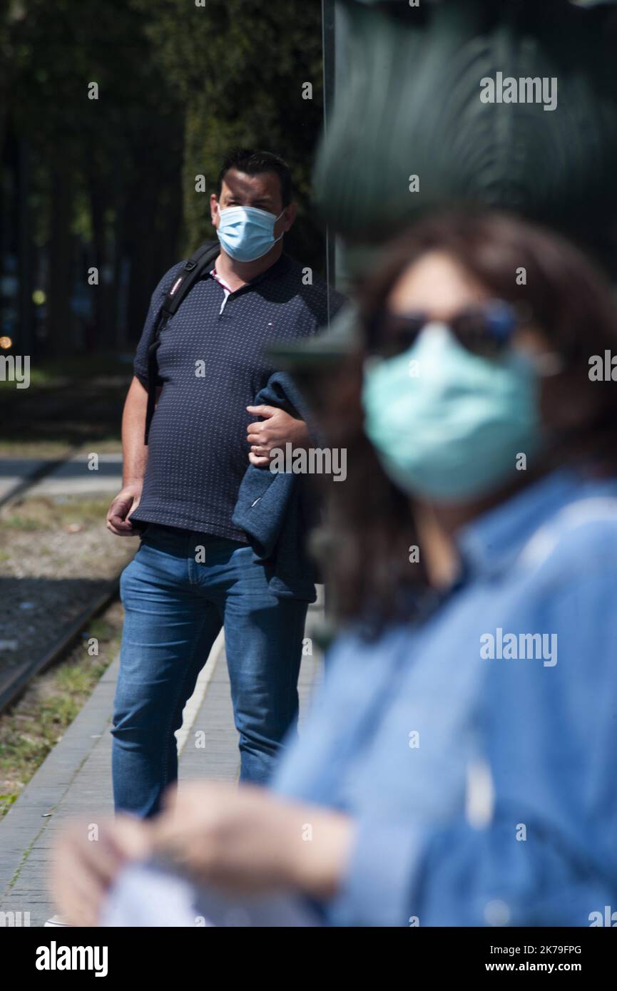 Belgium / Brussels / Brussels - Two people with masks are waiting for ...