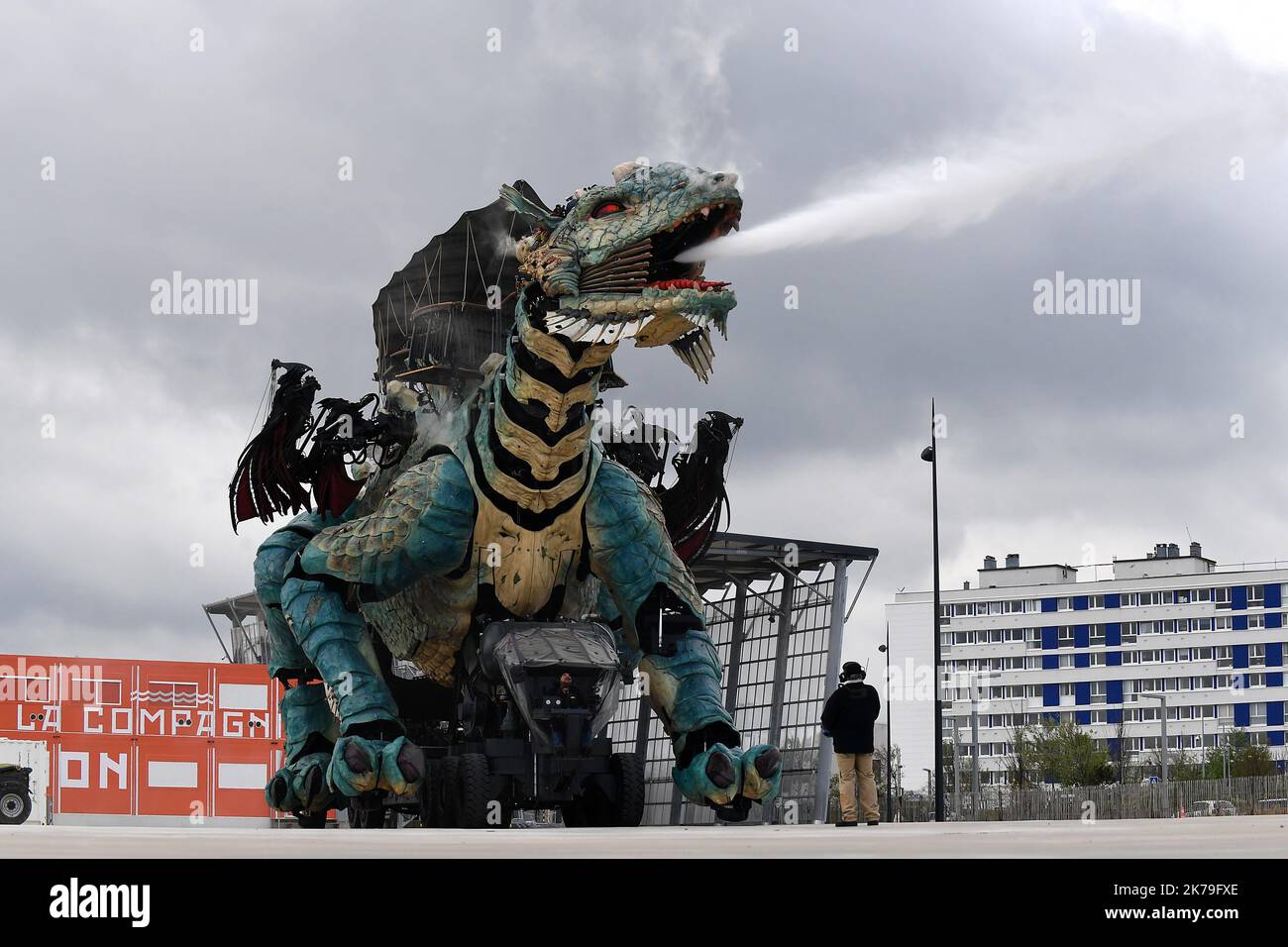 The Calais dragon comes out of its confinement, Calais on 04/29/2020 ...
