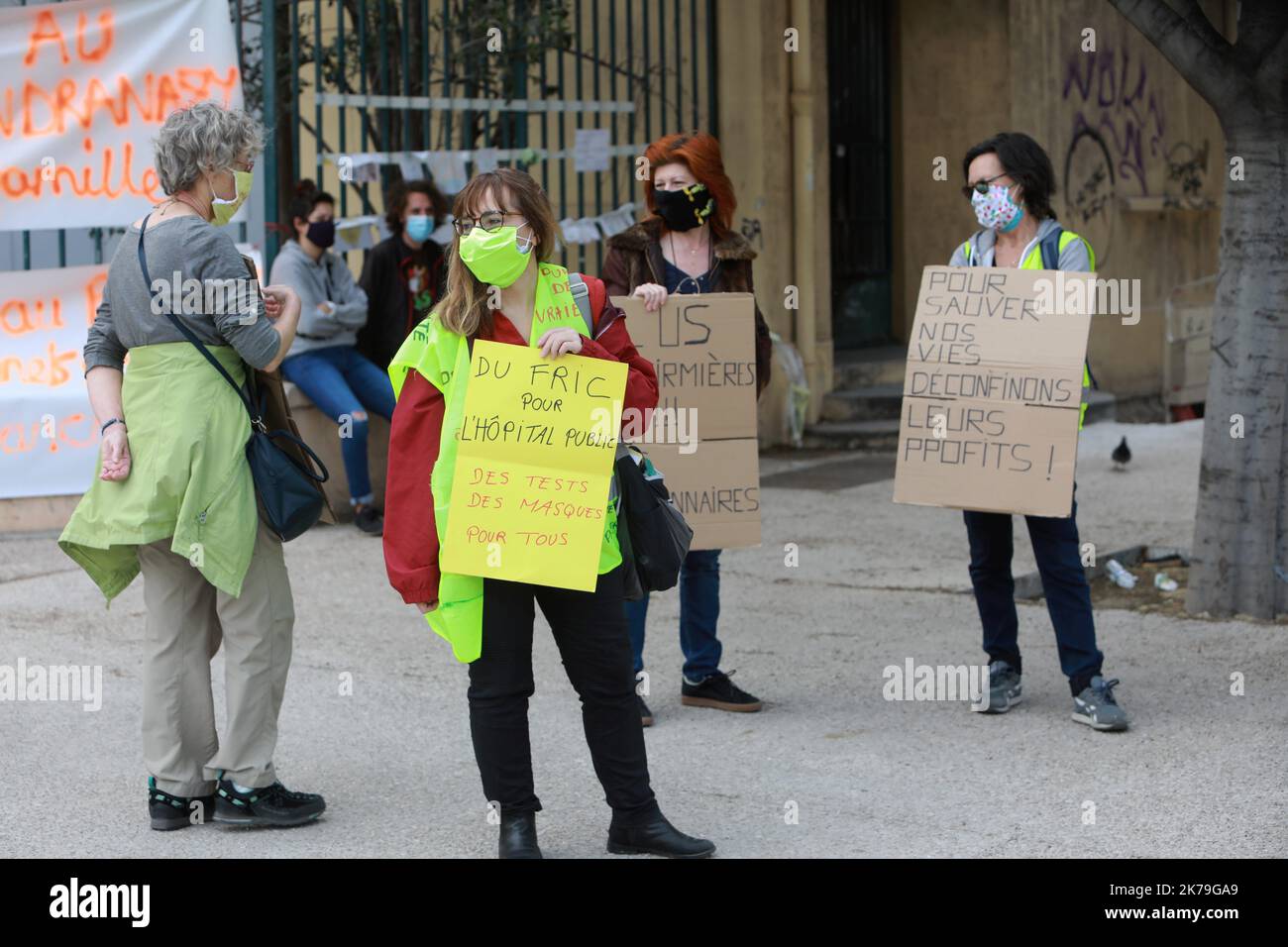 The yellow vests demonstrate in front of the hospital of Timone and the ...
