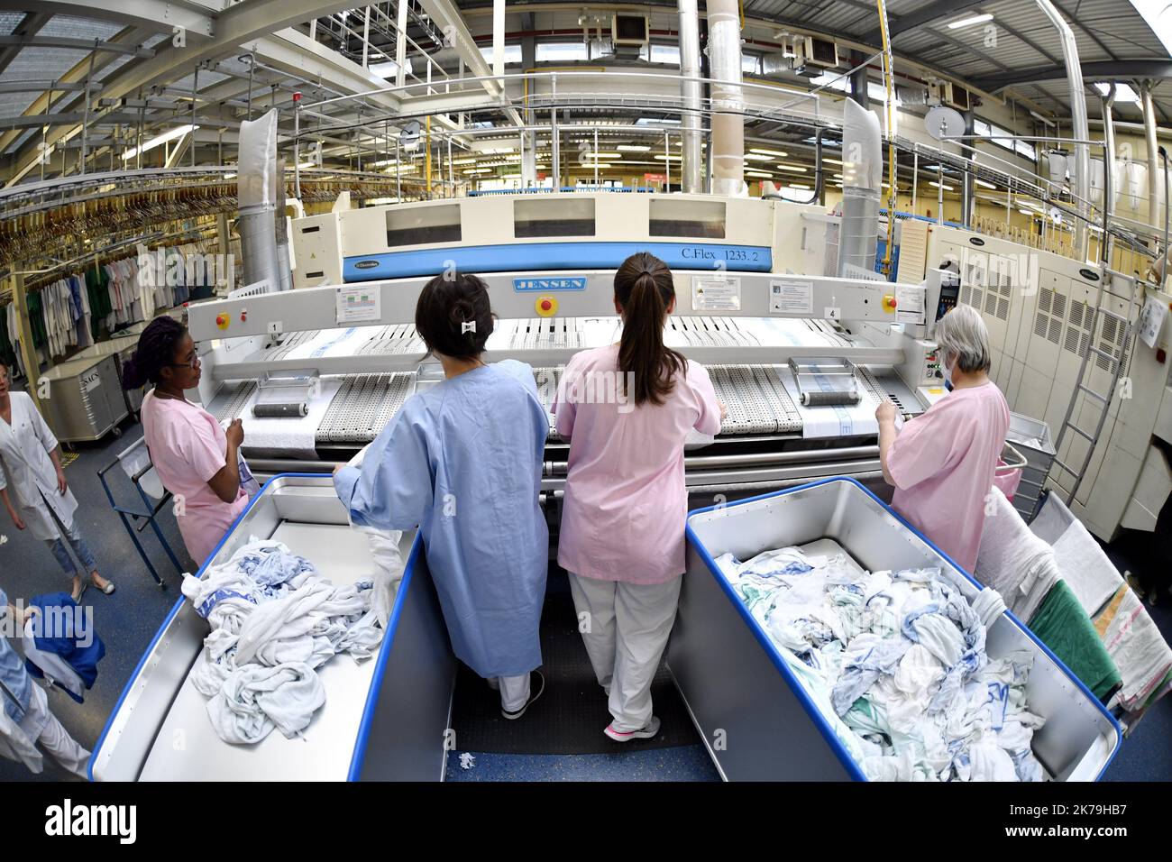 2020/05/06. Covid-19, hospital laundry is processed from a dirty ...