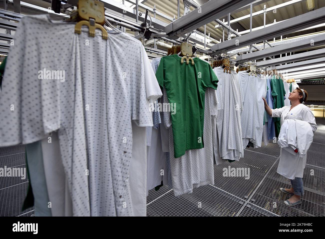 2020/05/06. Covid-19, hospital laundry is processed from a dirty ...