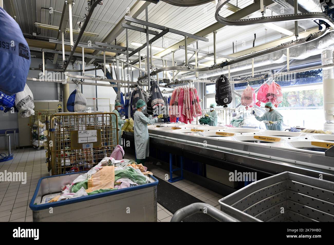2020/05/06. Covid-19, hospital laundry is processed from a dirty ...