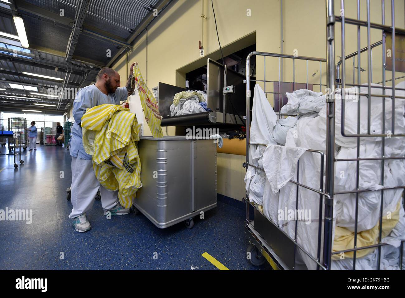 2020/05/06. Covid-19, hospital laundry is processed from a dirty ...