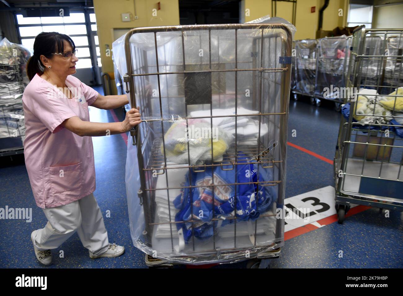 2020/05/06. Covid-19, hospital laundry is processed from a dirty ...