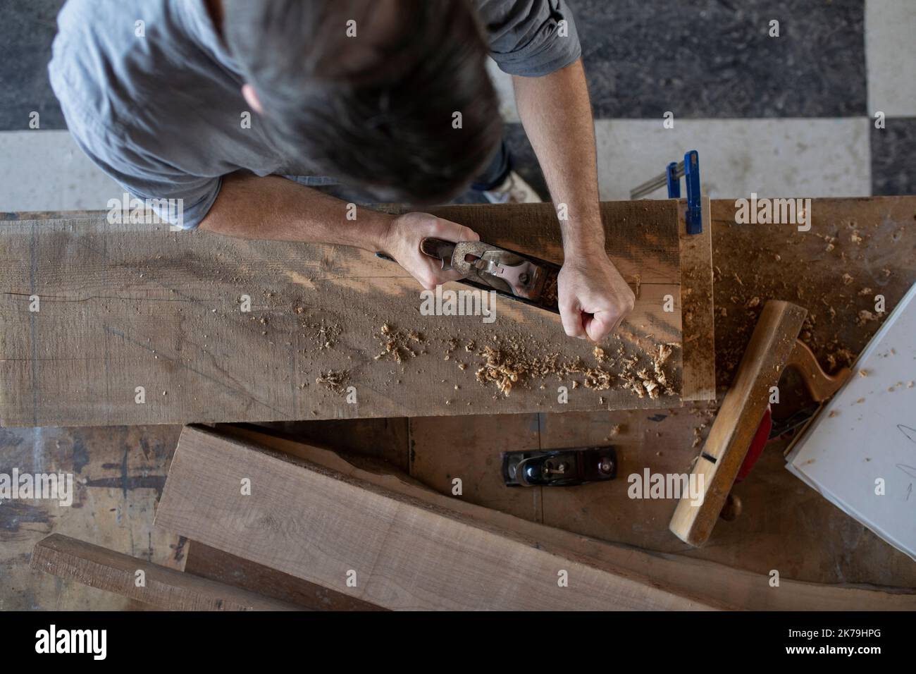Carpenter hand planing hi-res stock photography and images - Alamy