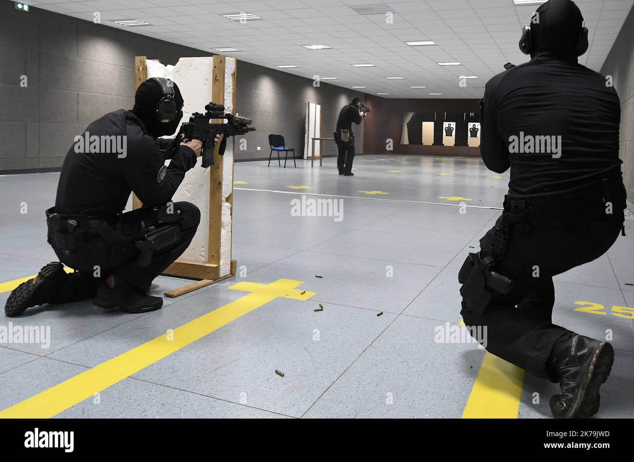 GIGN (French gendarmerie intervention squad) MEMBERS TRAIN AT SHOOTING ...