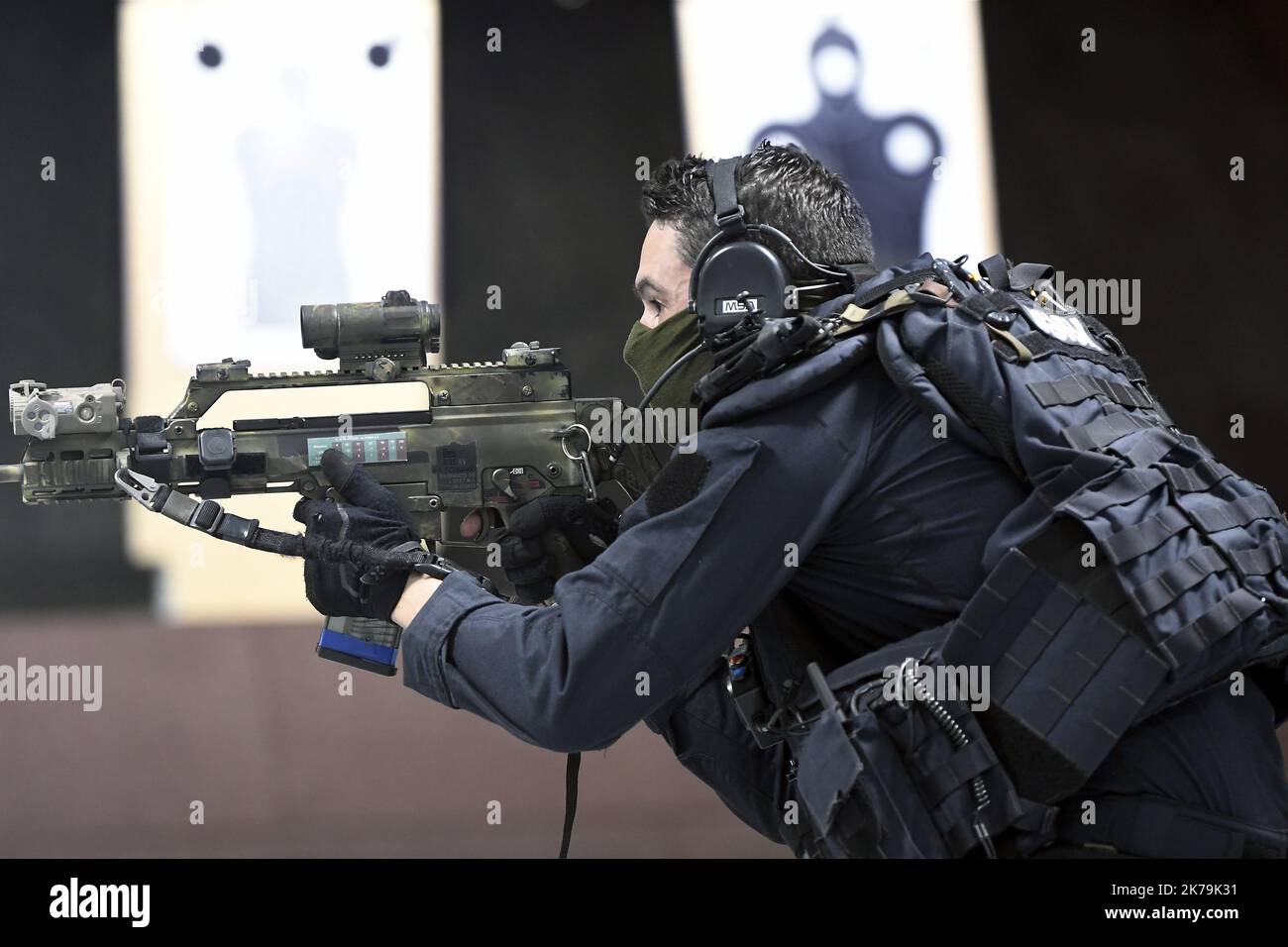 GIGN (French gendarmerie intervention squad) MEMBERS TRAIN AT SHOOTING ...
