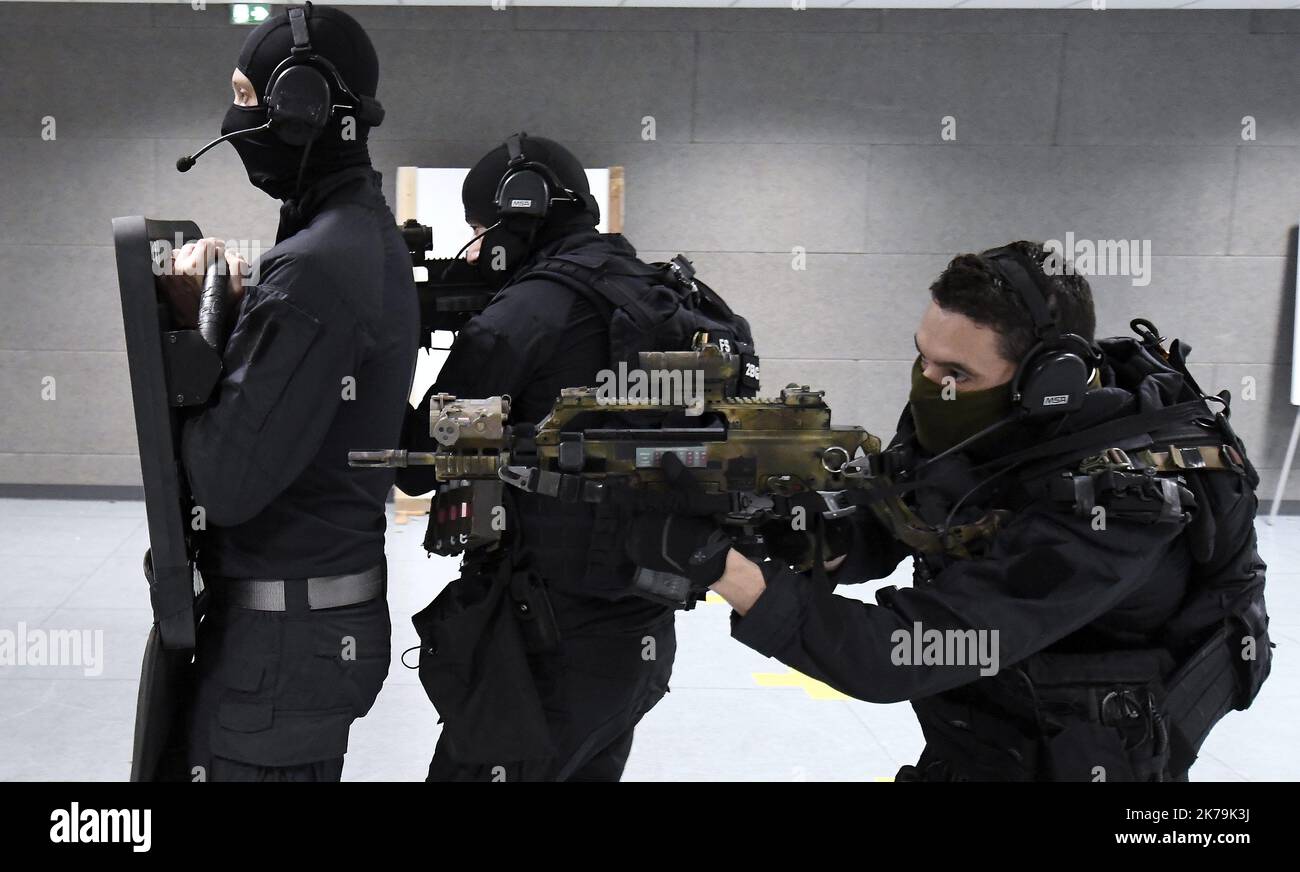 GIGN (French gendarmerie intervention squad) MEMBERS TRAIN AT SHOOTING ...