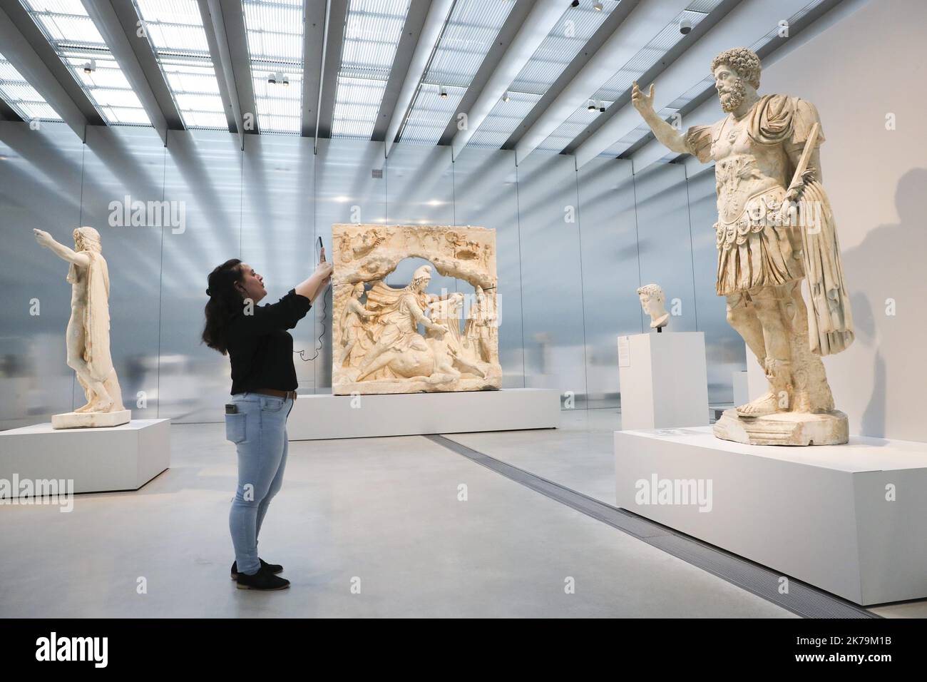 Lens, France, May 14, 2020. Virtual Museum Tour of The Louvre Stock ...