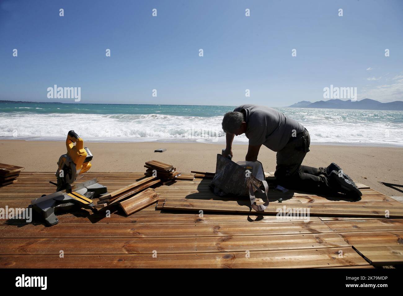 CANNES, 05/15/2020, Installation of a private beach on the Midi beaches ...