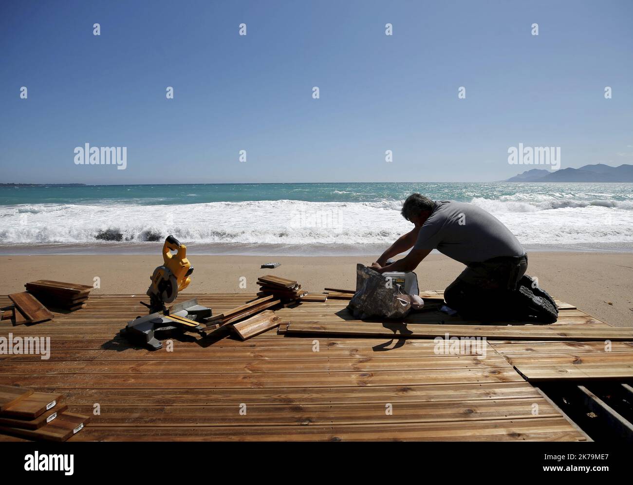 CANNES, 05/15/2020, Installation of a private beach on the Midi beaches ...