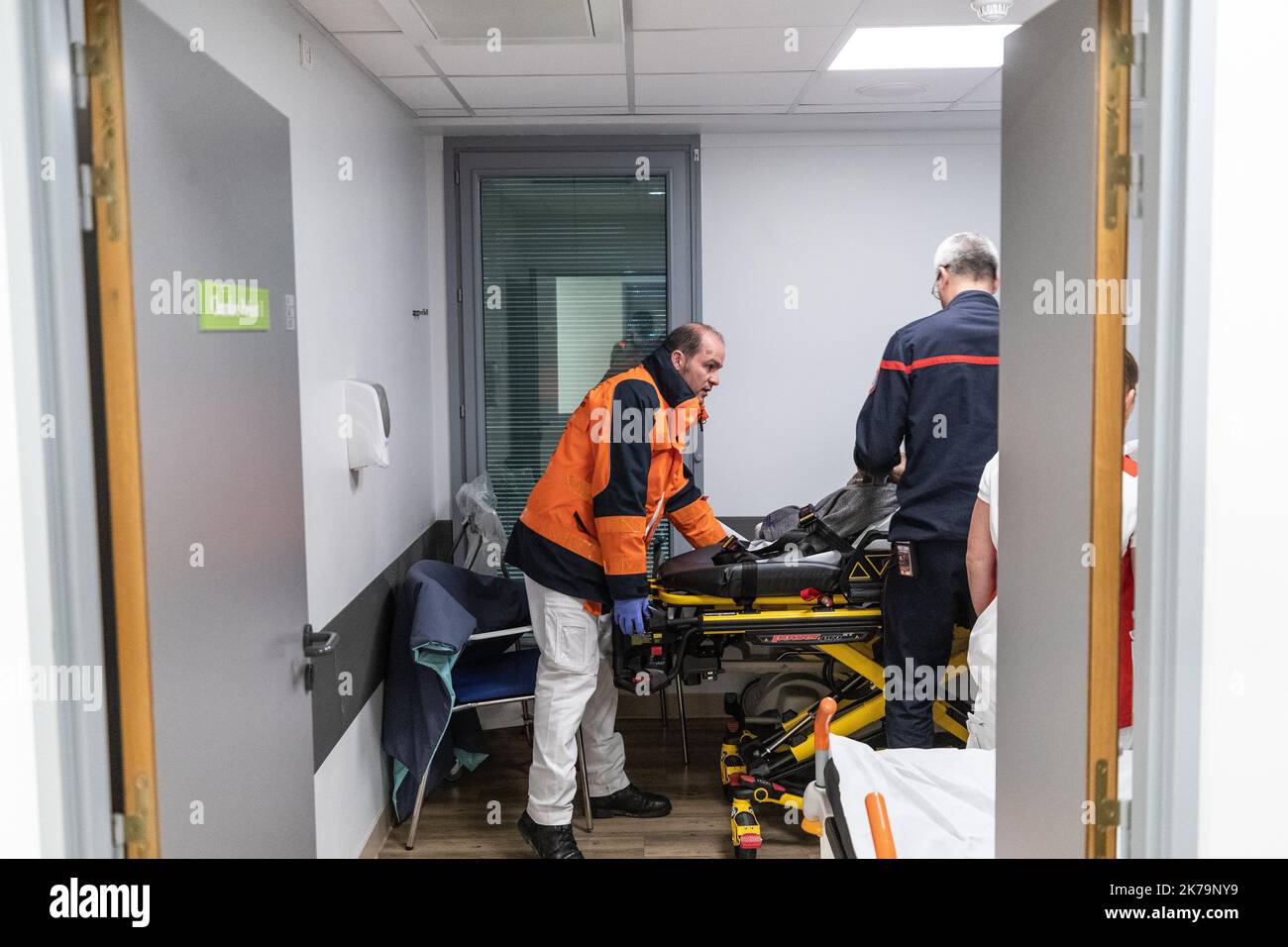 Examen hospitalier hi-res stock photography and images - Alamy