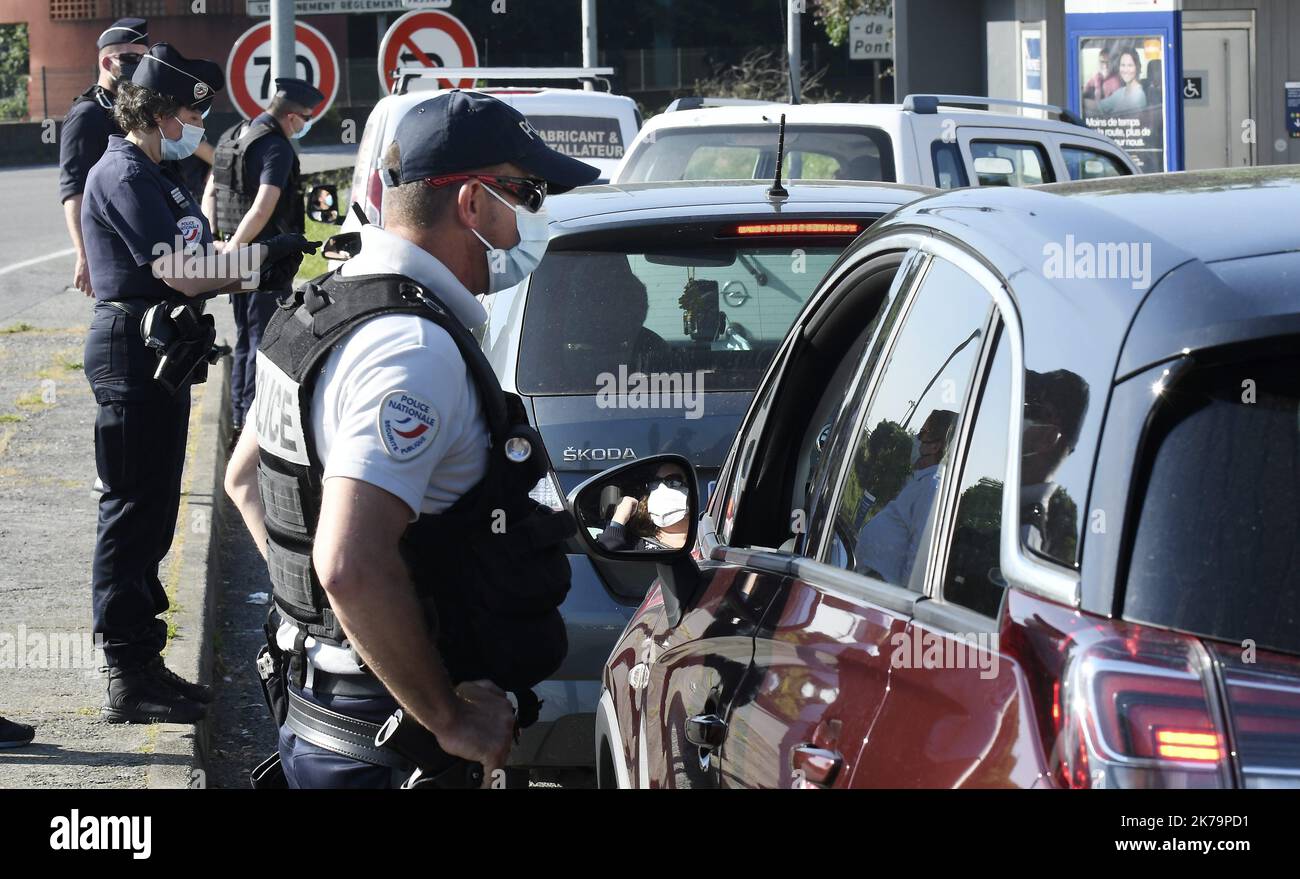 THE POLICE CHECKS MOTORISTS TO VERIFY THAT THEY RESPECT THE MAXIMUM 100 ...