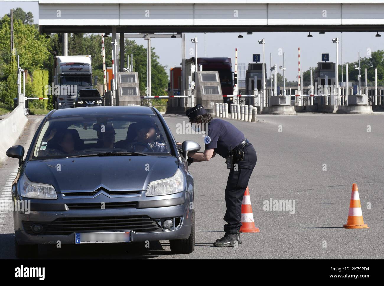 2020/05/22. THE POLICE CHECKS MOTORISTS TO VERIFY THAT THEY RESPECT THE ...