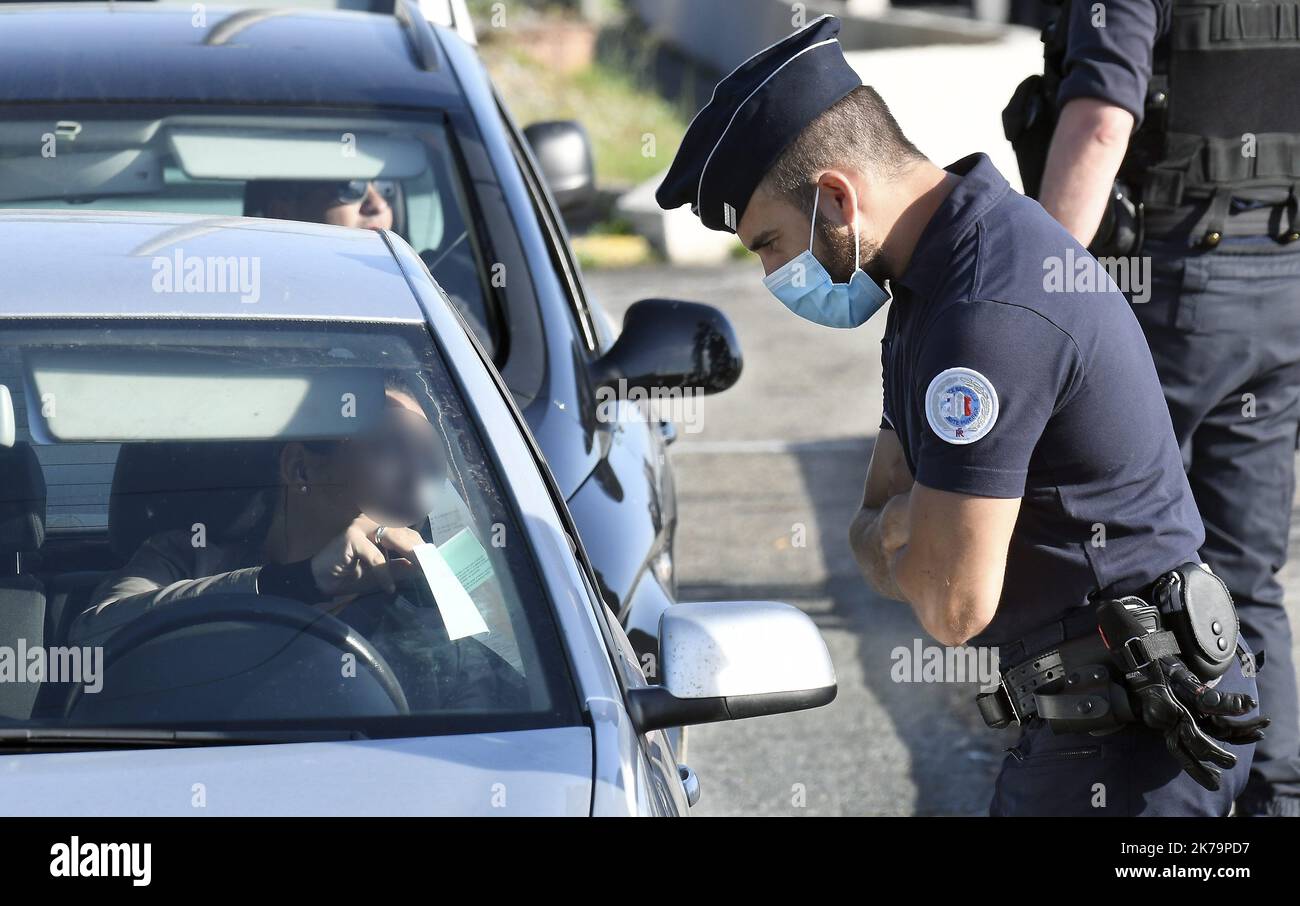 2020/05/22. THE POLICE CHECKS MOTORISTS TO VERIFY THAT THEY RESPECT THE ...