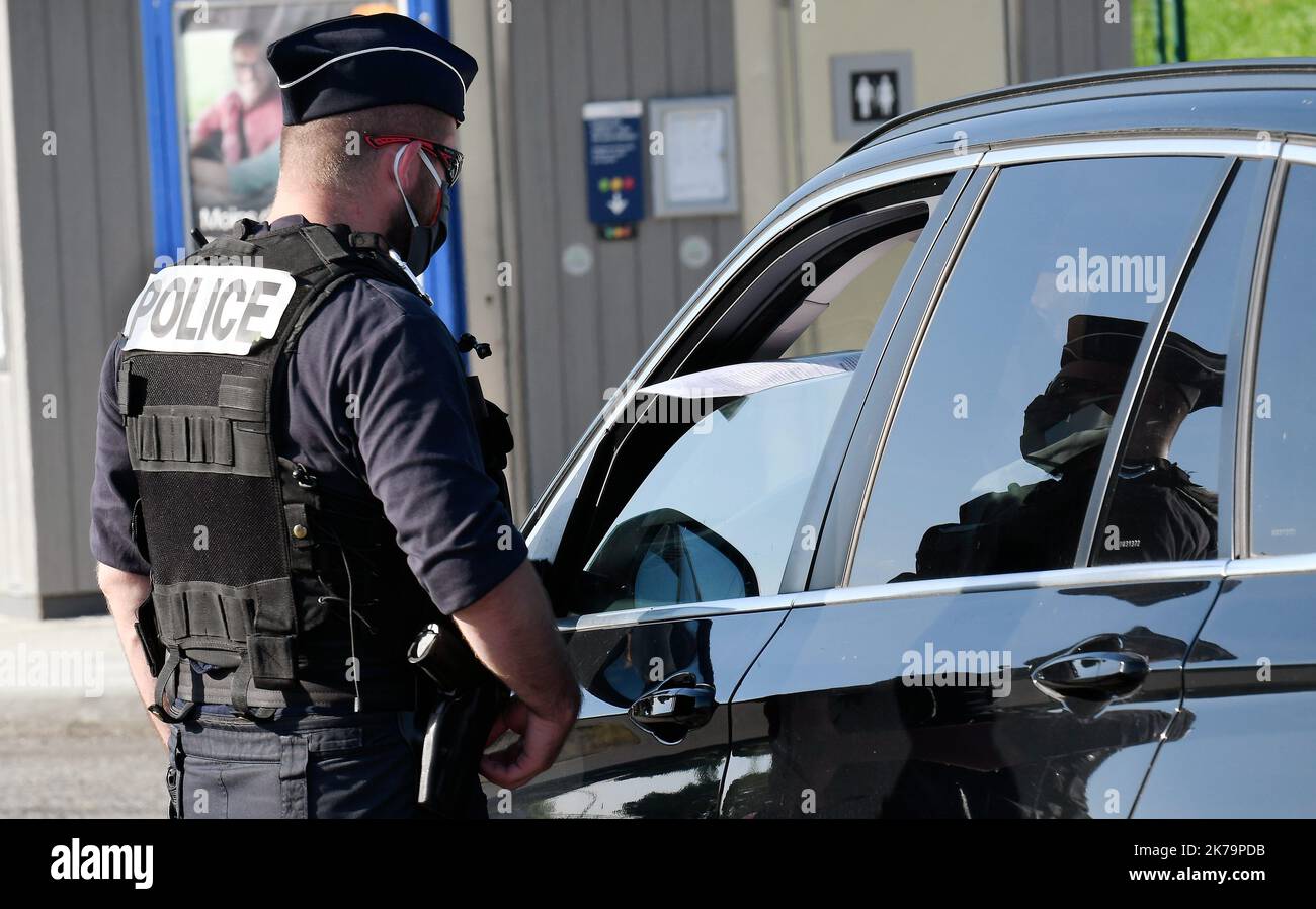 2020/05/22. THE POLICE CHECKS MOTORISTS TO VERIFY THAT THEY RESPECT THE ...