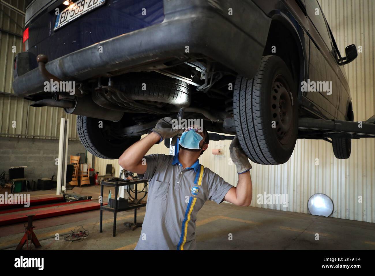 Latresne, France. Vehicle technical control. Garages reopen to work on cars Stock Photo - Alamy