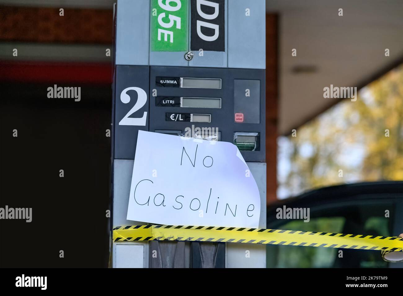 Queue fuel crisis hi-res stock photography and images - Alamy