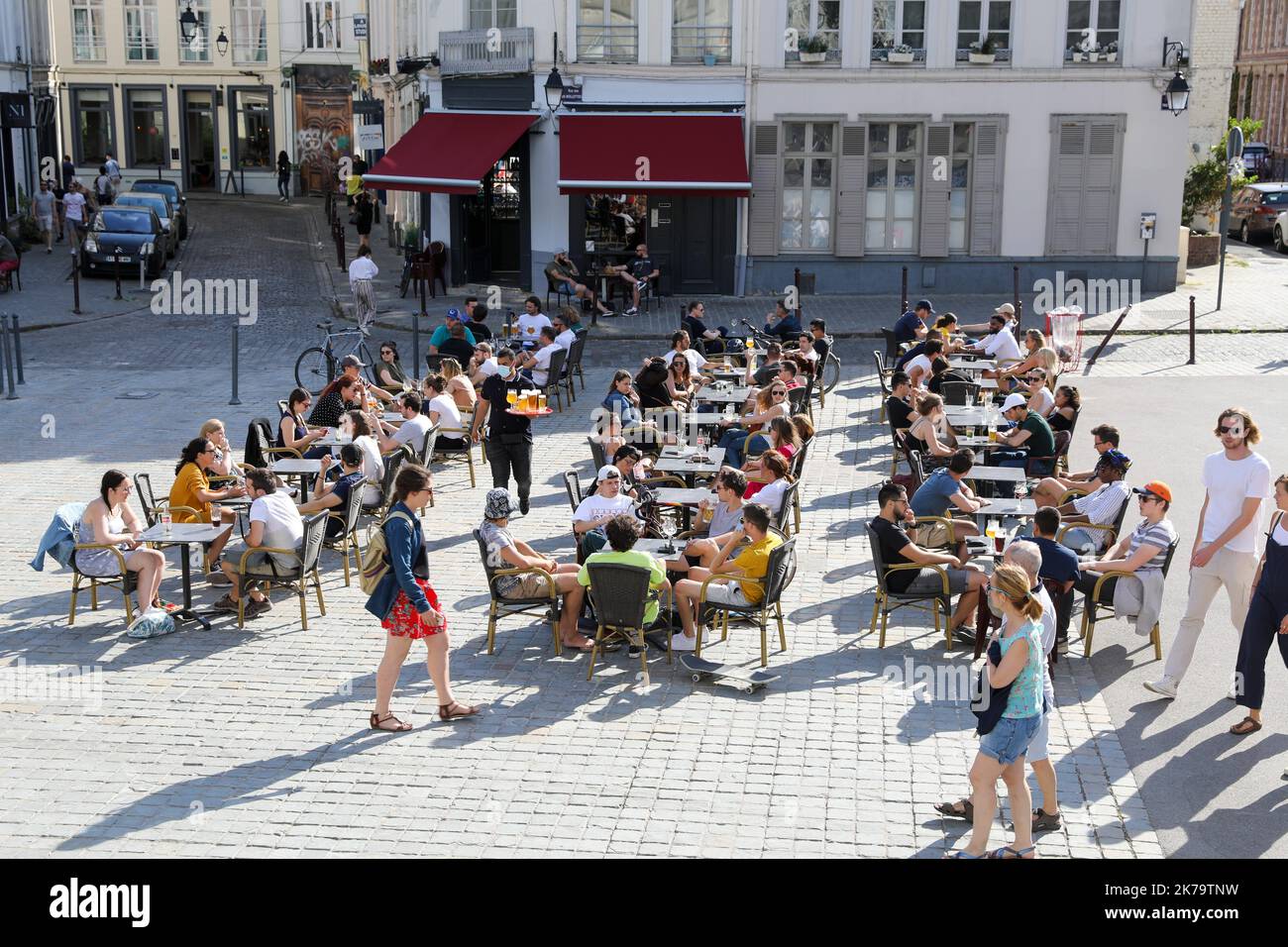 France reopens its cafÃ©s and bars in 'phase 2' of lockdown lifting ...