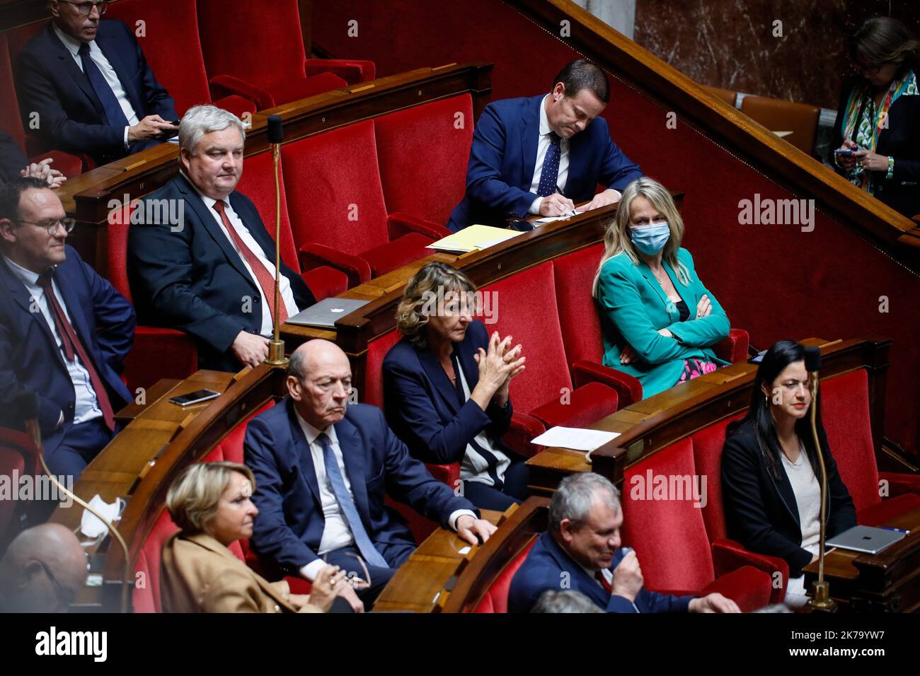 CONSTANCE LE GRIP AVEC UN MASQUE. - 2020/06/09. QUESTION SESSION OF THE ...