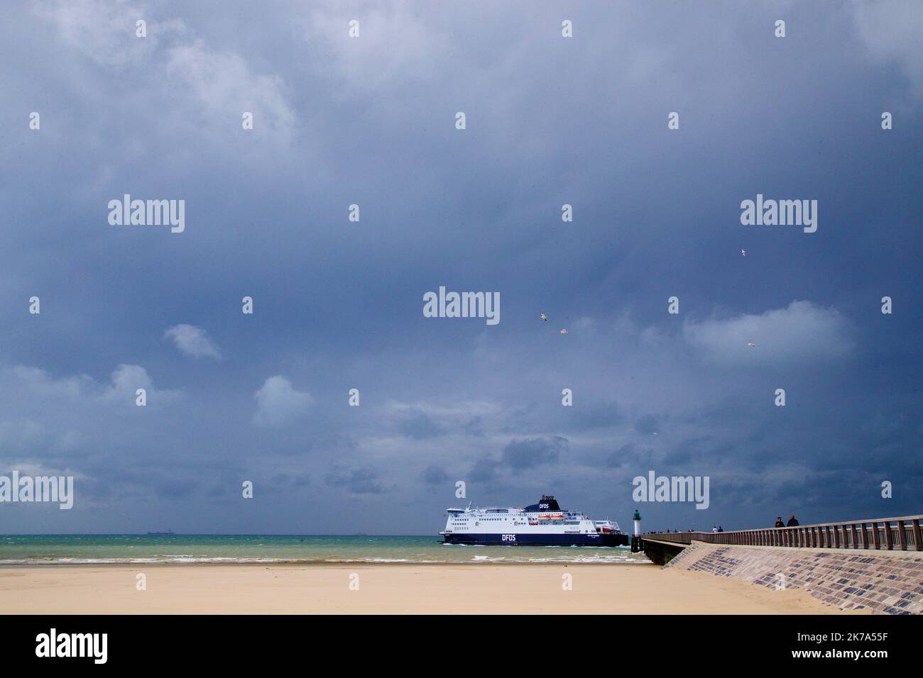 Very stormy sky on the coast of Opal, on the waterfront of Calais Stock ...