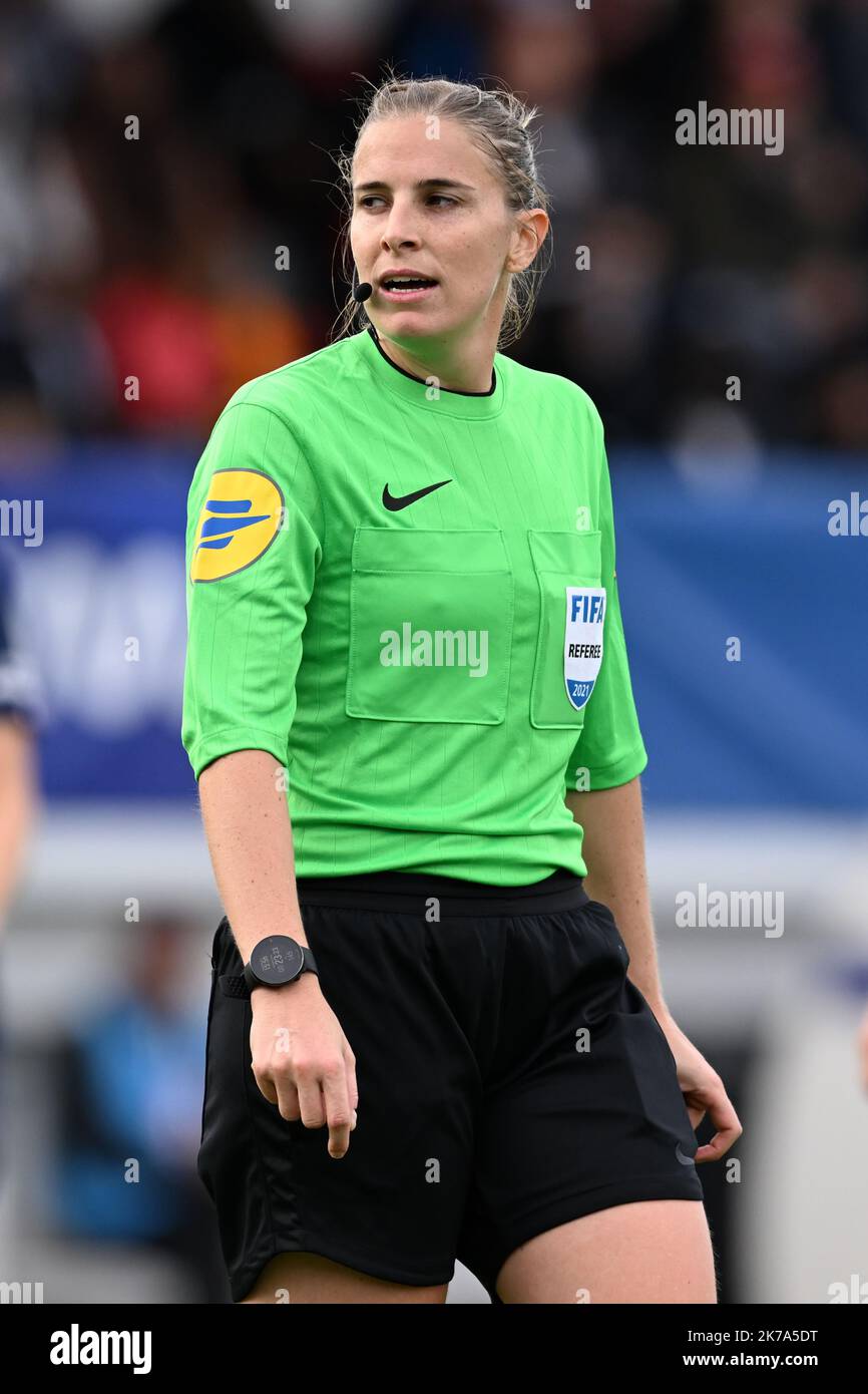PARIS - Referee Victoria Becker during the French Division 1 match ...