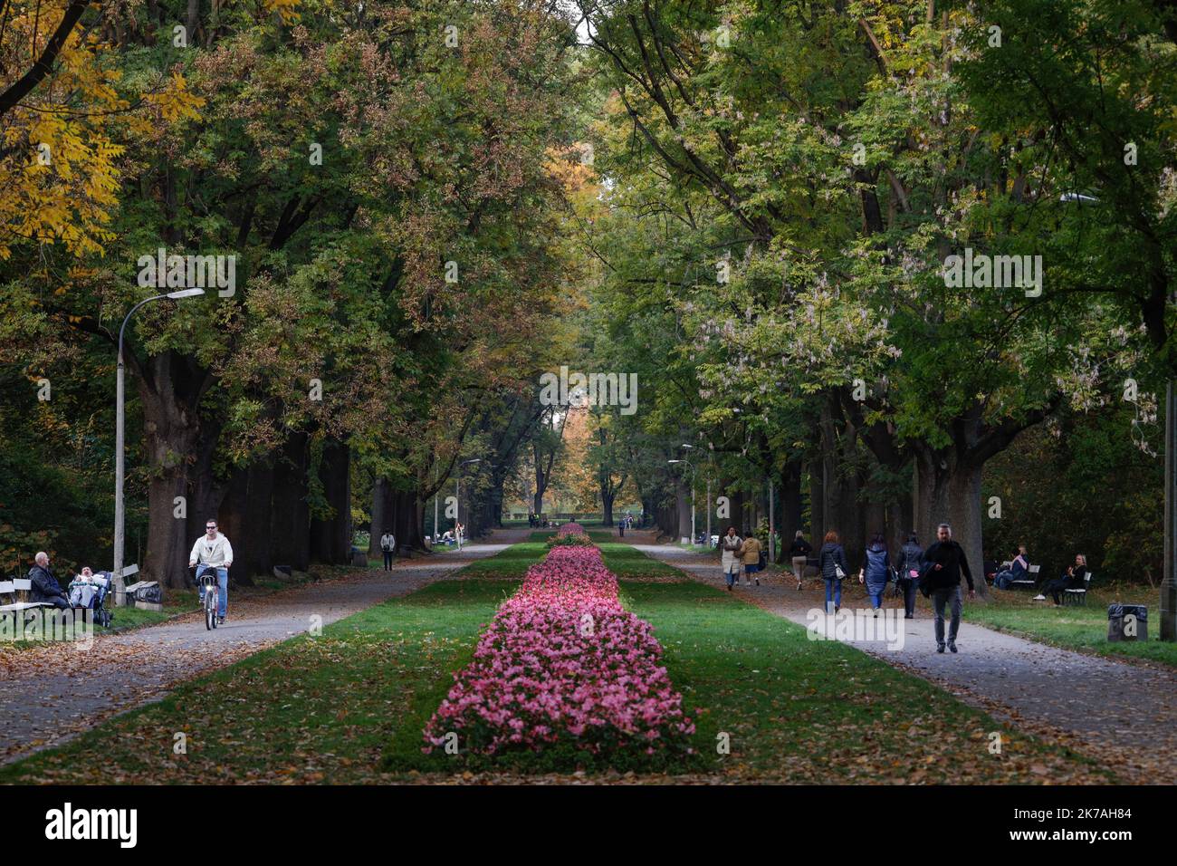 People are seen enjoying the warm weather in the Park Skaryszewski in ...