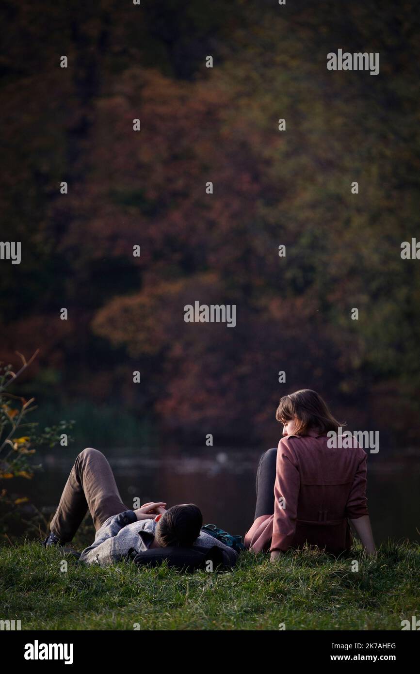 A couple is seen enjoying the warm weather in the Park Skaryszewski in ...