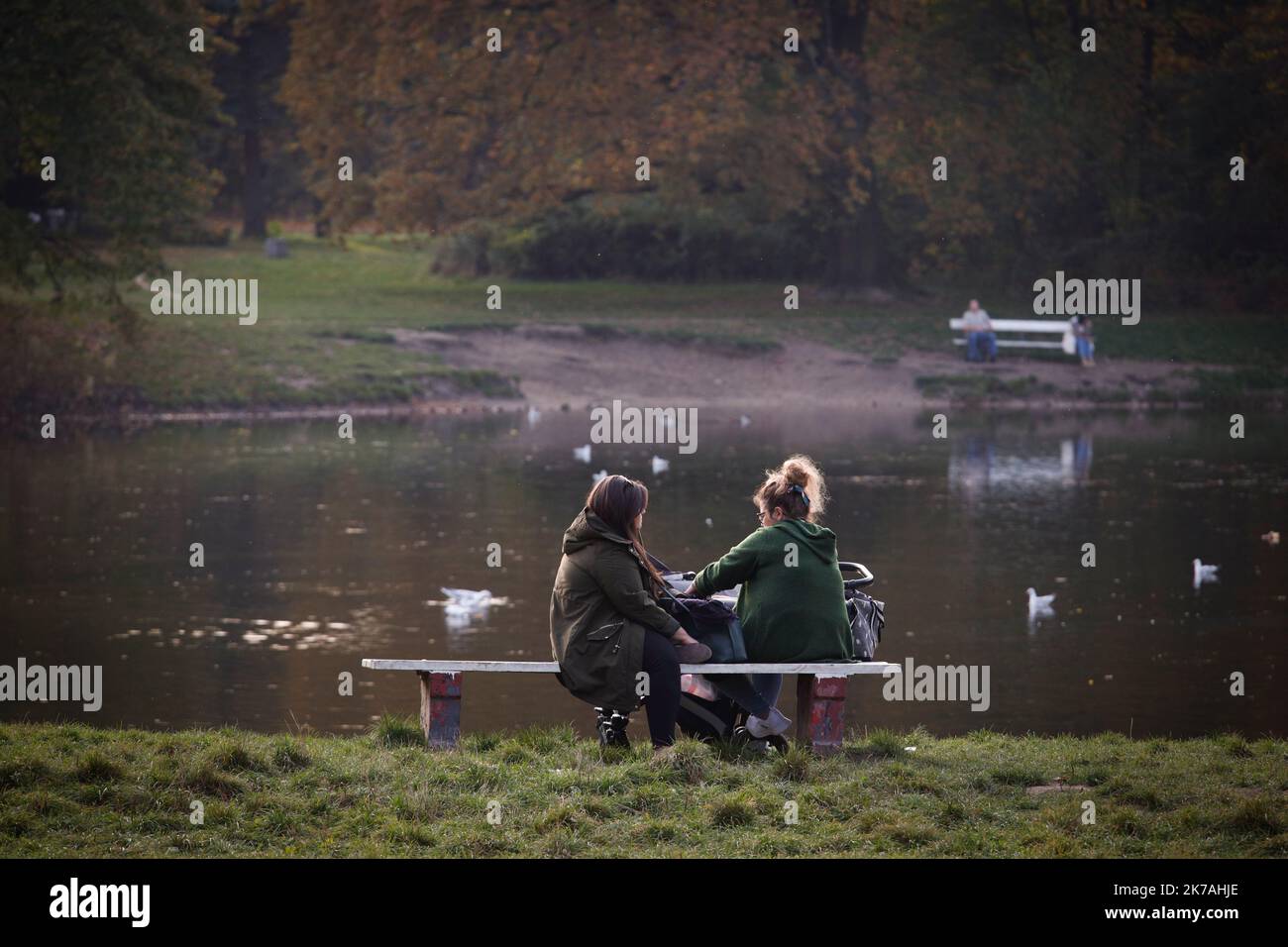 People are seen enjoying the warm weather in the Park Skaryszewski in ...
