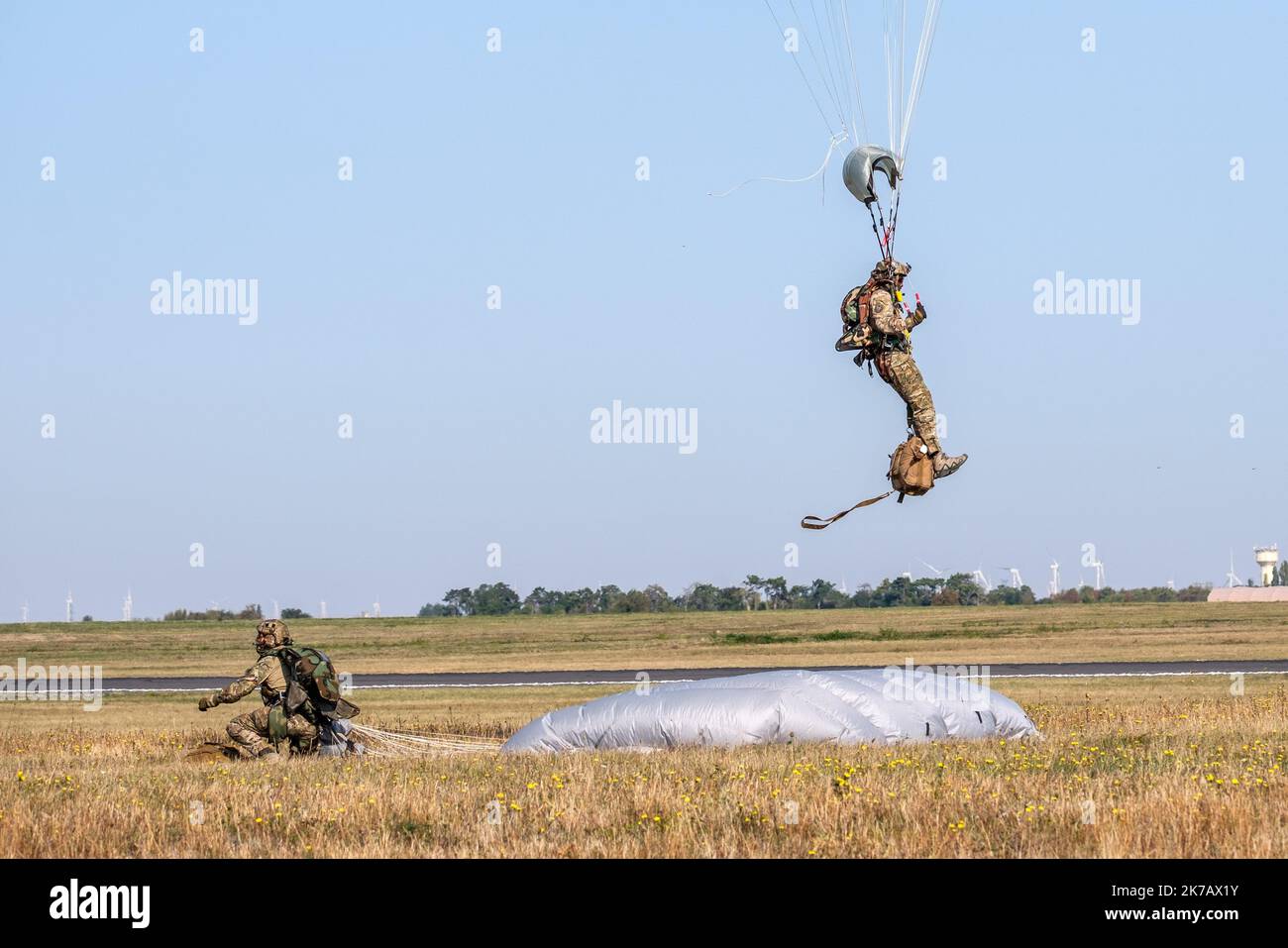 Parachute commando hi-res stock photography and images - Alamy