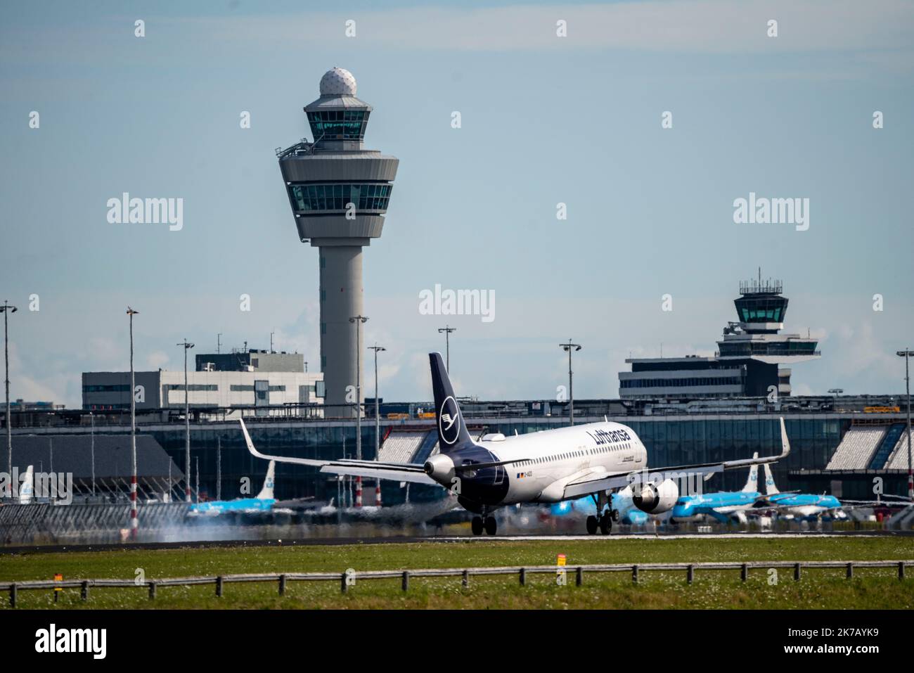 Amsterdam Schiphol Airport, AMS, aircraft on approach to Kaagbaan ...