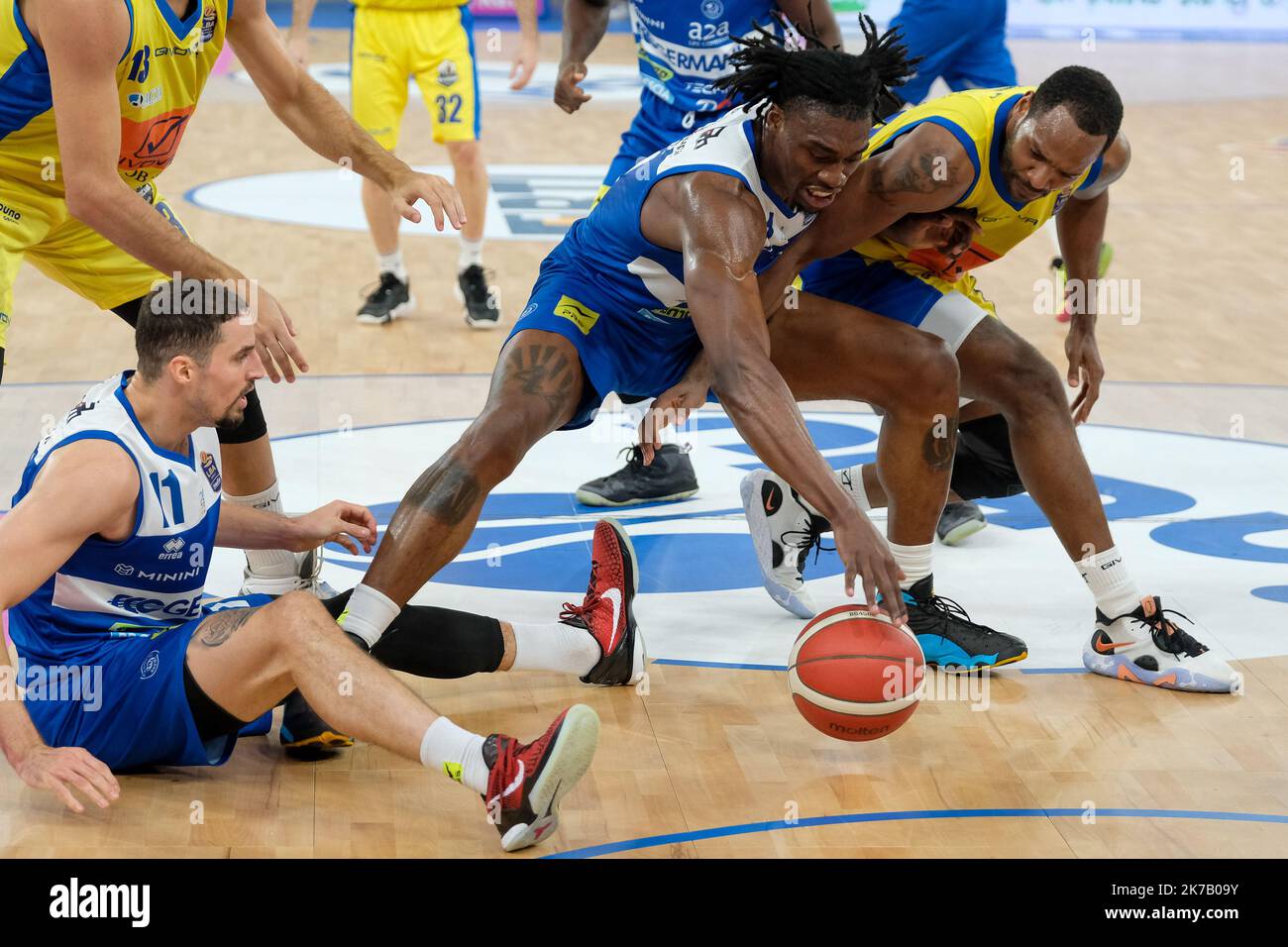 Italienische basket meisterschaft hi-res stock photography and images ...