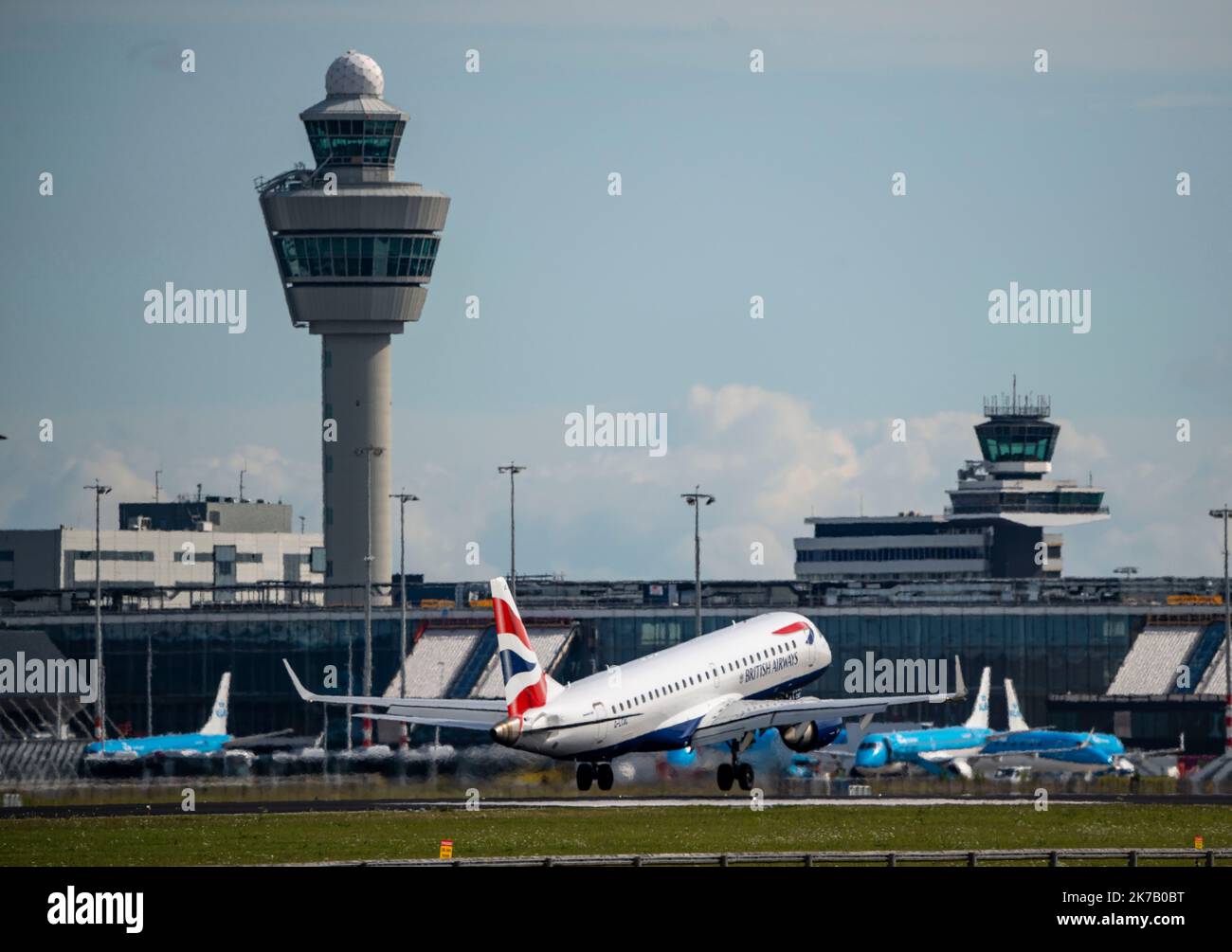 Amsterdam Schiphol Airport, AMS, aircraft approaching Kaagbaan, runway ...