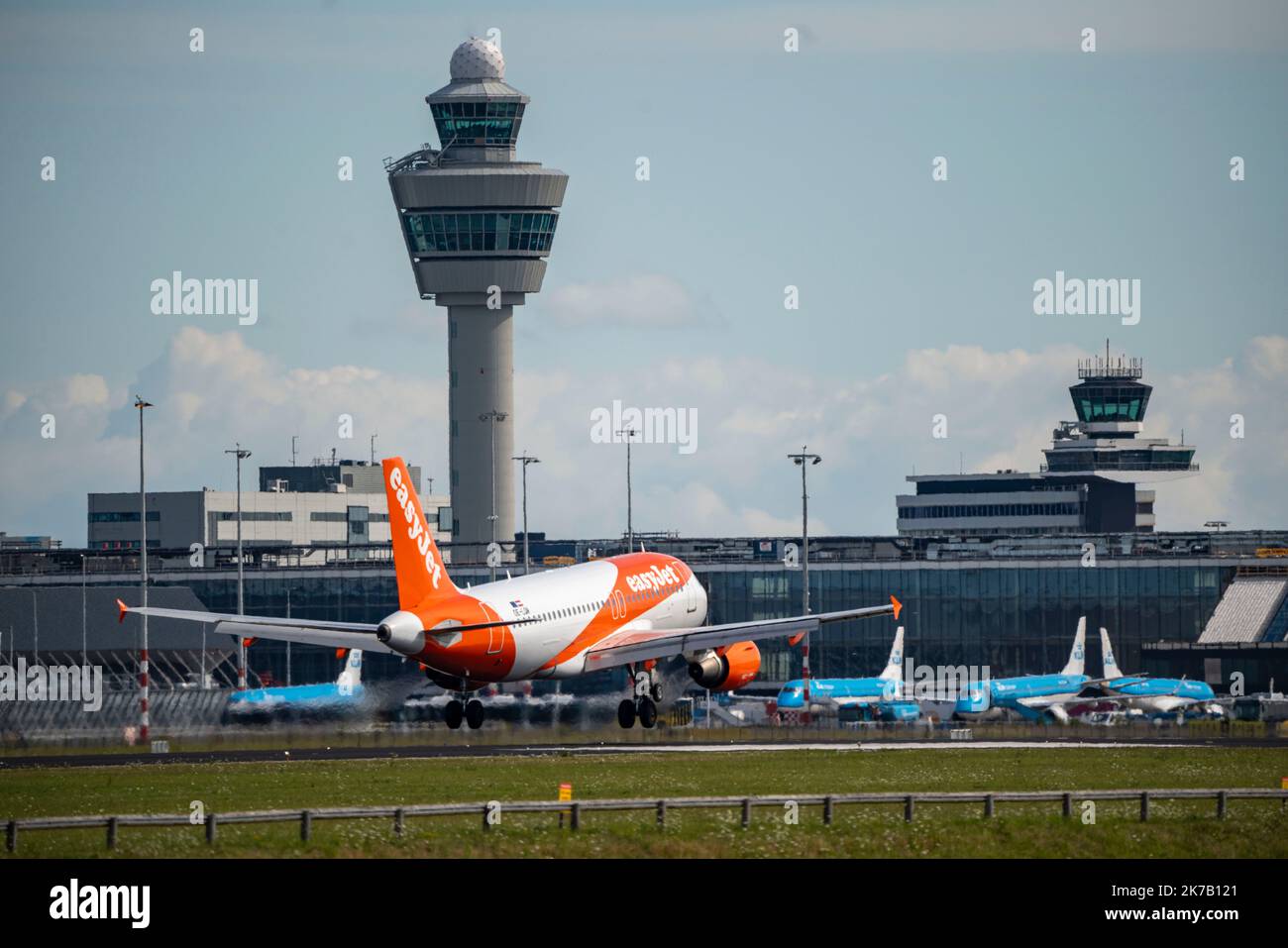 Amsterdam Schiphol Airport, AMS, aircraft on approach to Kaagbaan ...