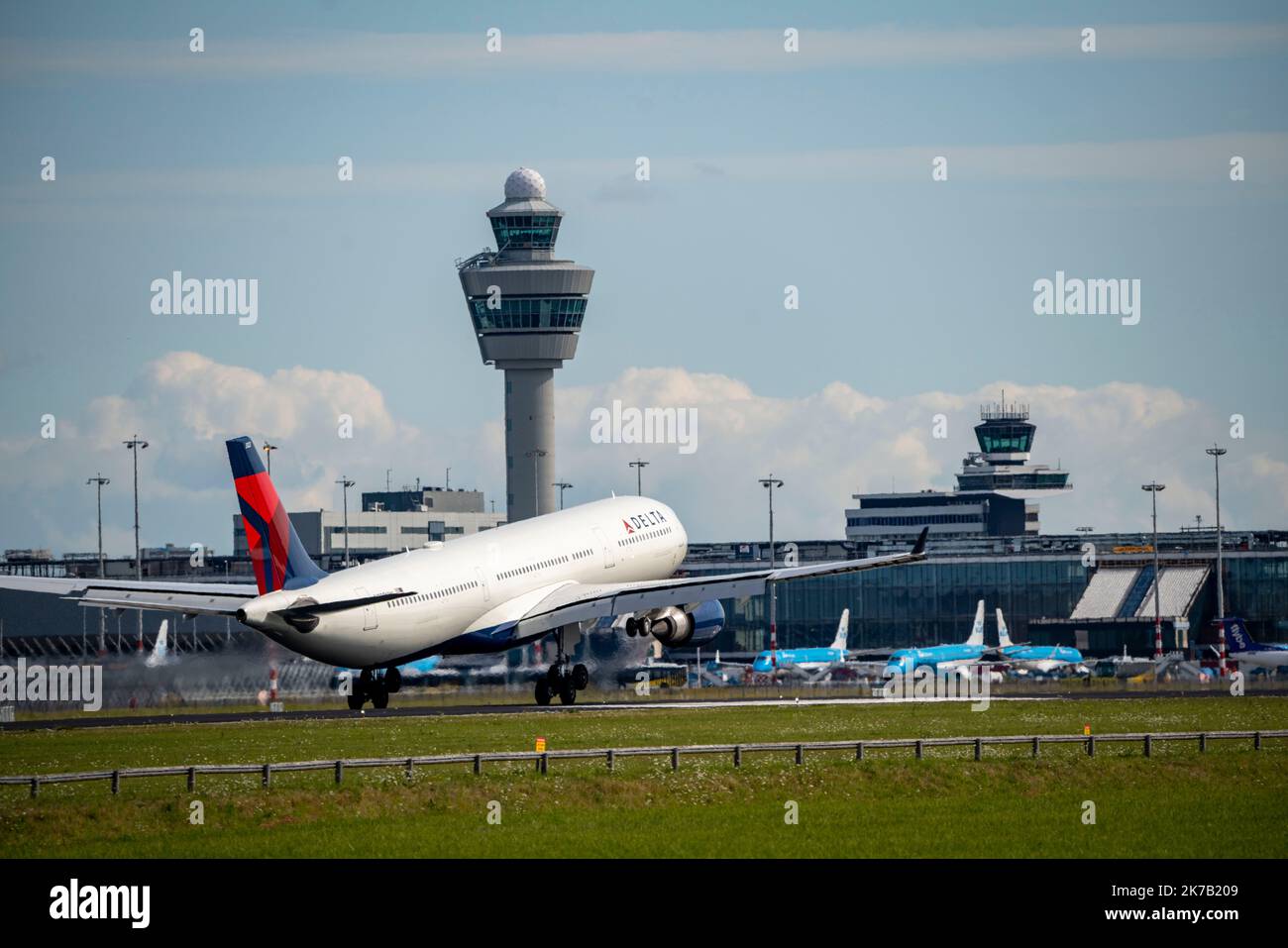 Amsterdam Schiphol Airport, AMS, aircraft on approach to Kaagbaan ...