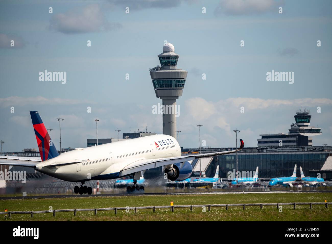 Amsterdam Schiphol Airport, AMS, aircraft approaching Kaagbaan, runway ...