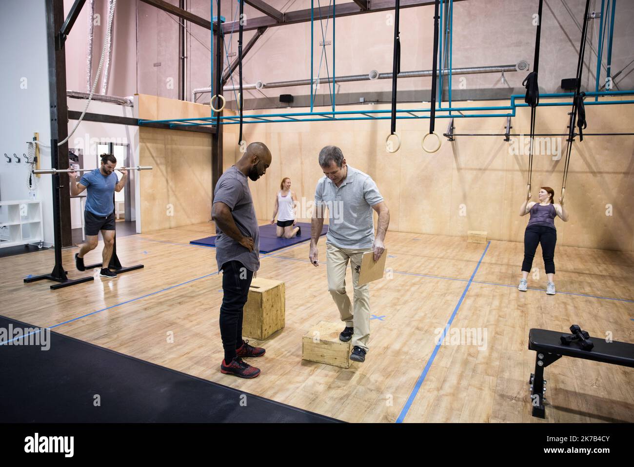 Gym man step up hi-res stock photography and images - Alamy
