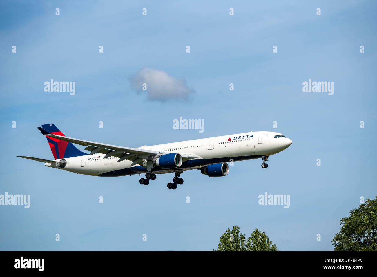 Amsterdam Schiphol Airport, AMS, aircraft on approach to Kaagbaan ...