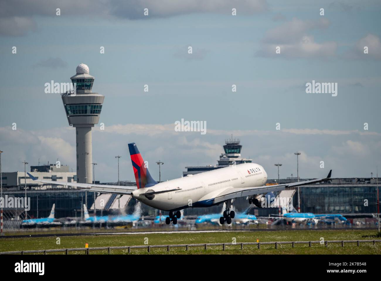 Amsterdam Schiphol Airport, AMS, aircraft on approach to Kaagbaan ...