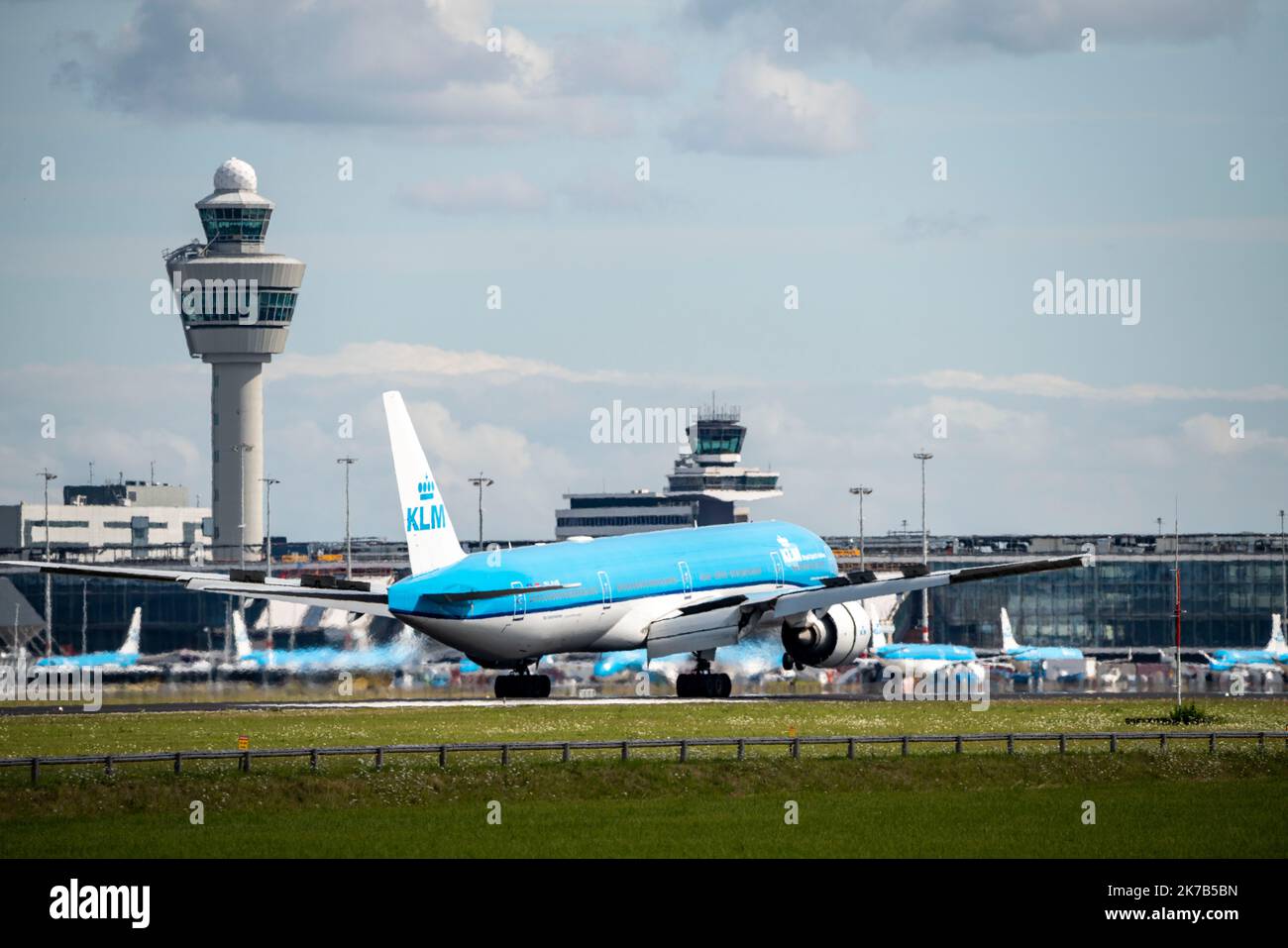 Amsterdam Schiphol Airport, AMS, aircraft on approach to Kaagbaan ...