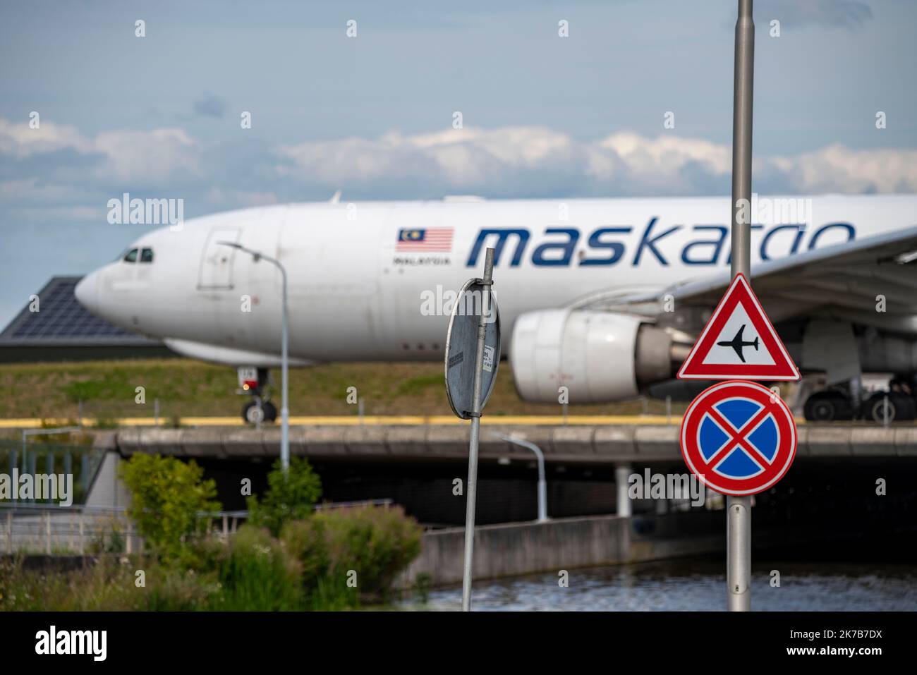 Amsterdam Schiphol Airport, jet, on the taxiway, to the runway ...