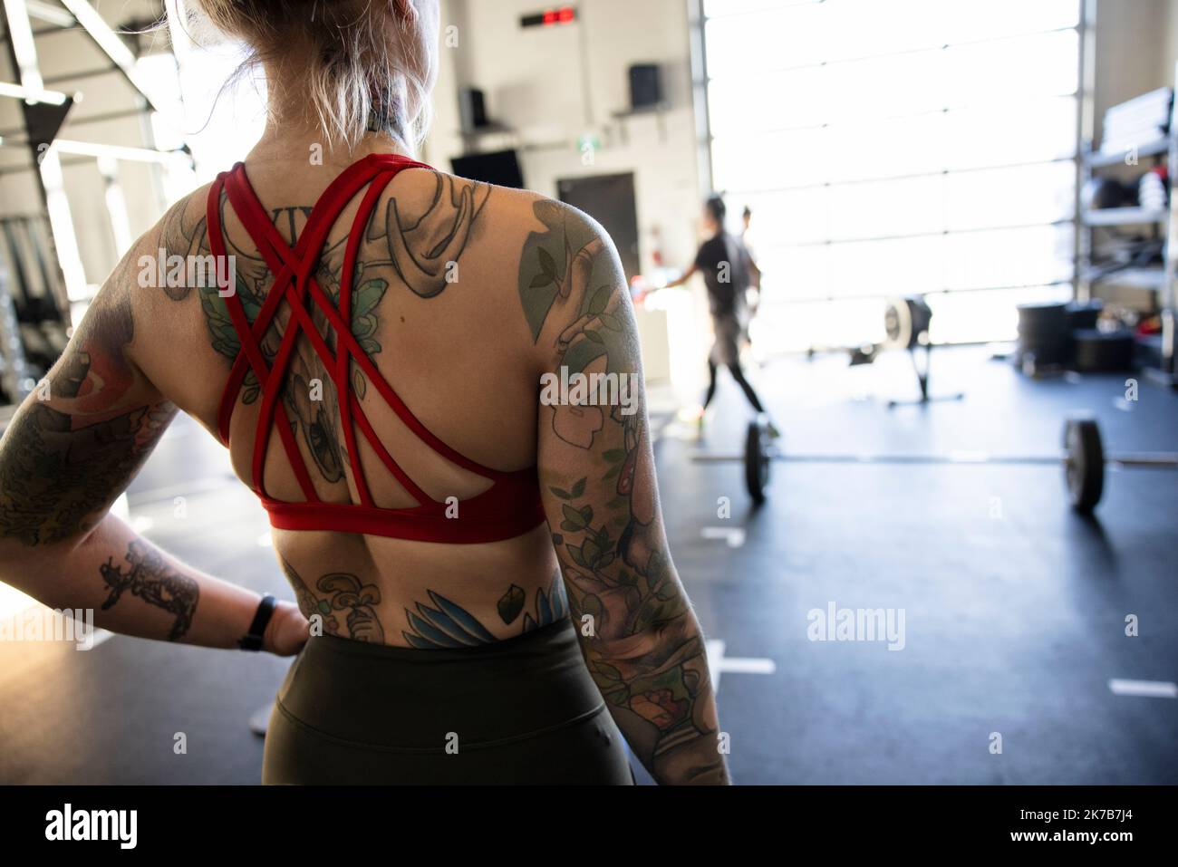 Woman sports bra hi-res stock photography and images - Alamy