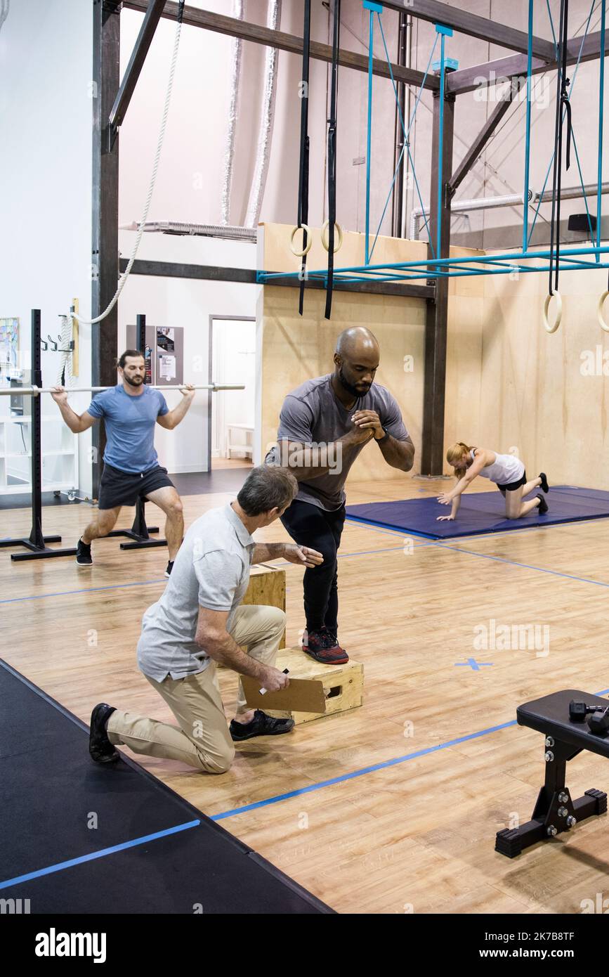 Gym man step up hi-res stock photography and images - Alamy