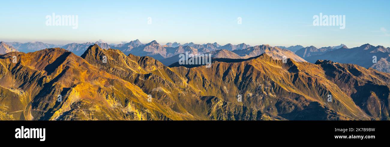 Alpine mountain peaks illuminated by rising sun Stock Photo - Alamy