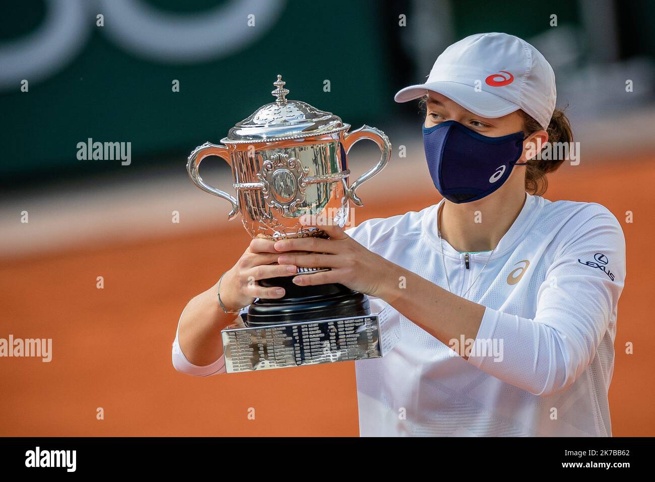 Iga swiatek with trophy hi-res stock photography and images - Alamy