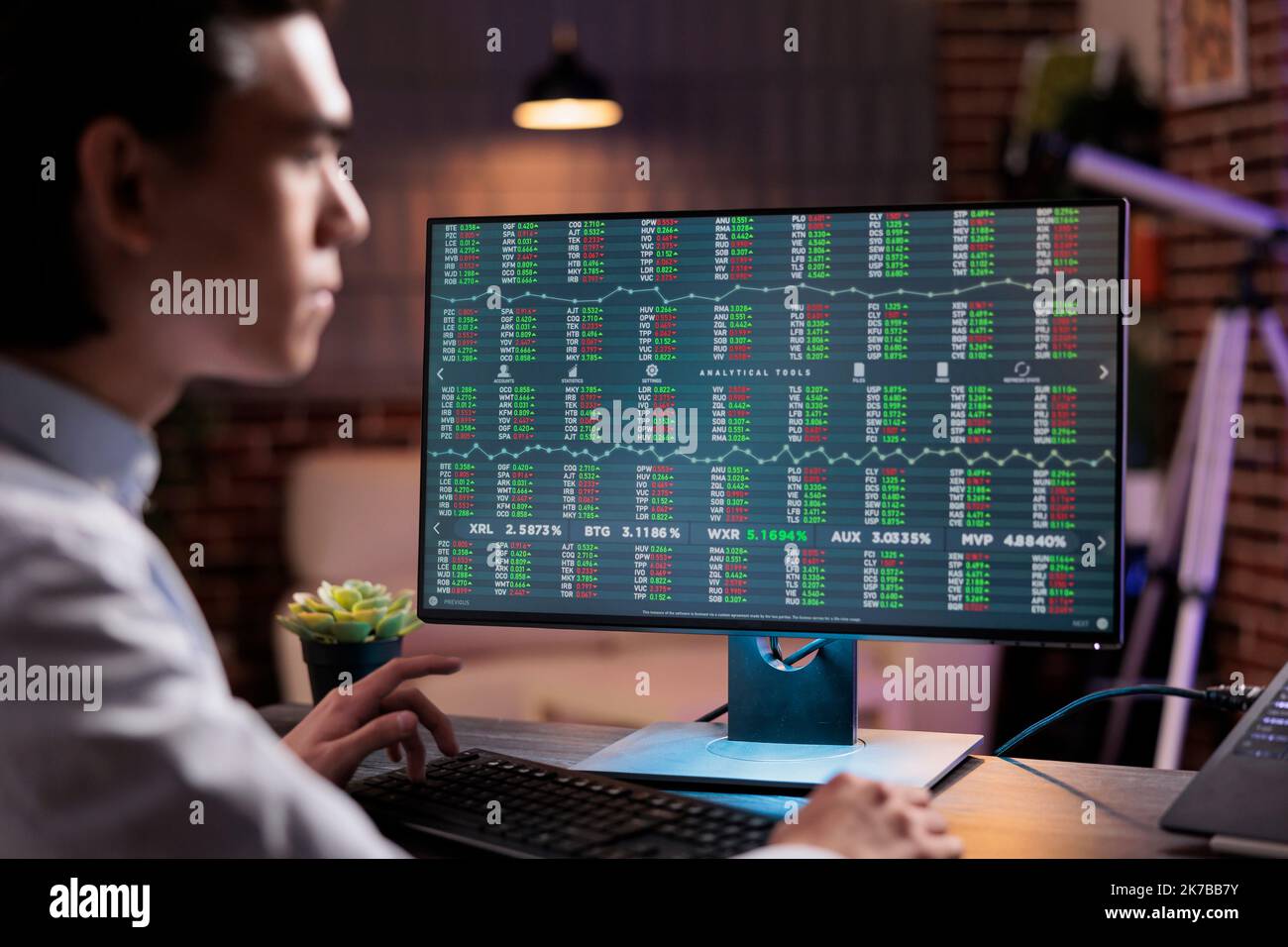 Real time global data hi-res stock photography and images - Alamy