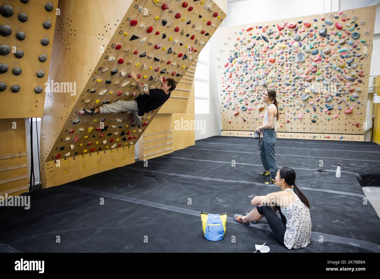 Climbing climbing wall strength hi-res stock photography and images - Alamy