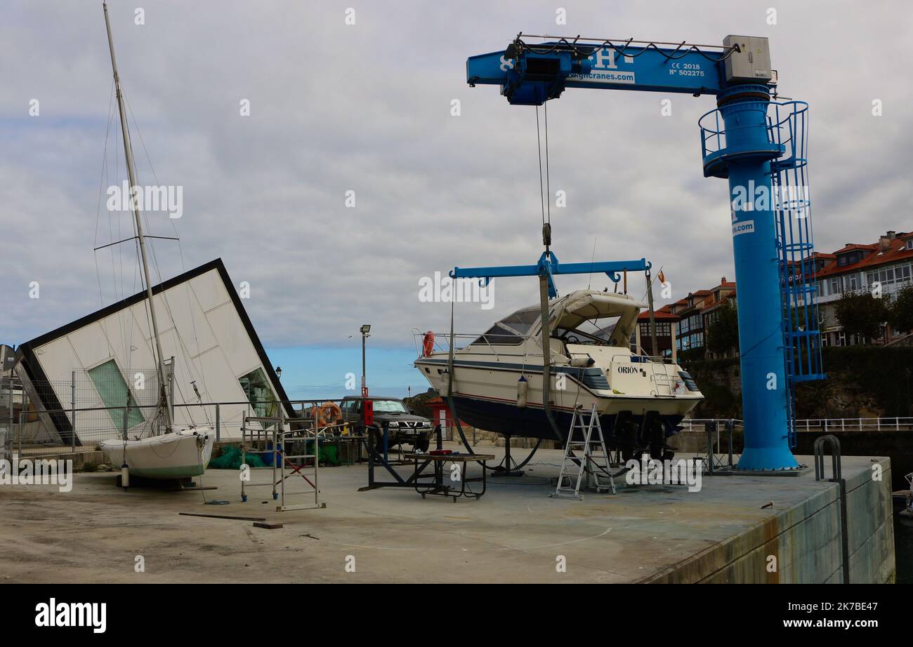 Fixed boat hoist hi-res stock photography and images - Alamy